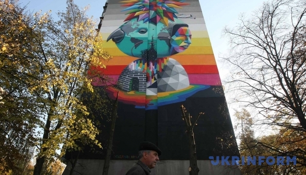 Ukrainian and foreign artists paint murals on Kyiv's buildings