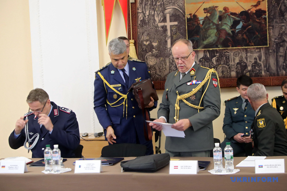 Chief of General Staff tells foreign military attaches about reform of ...