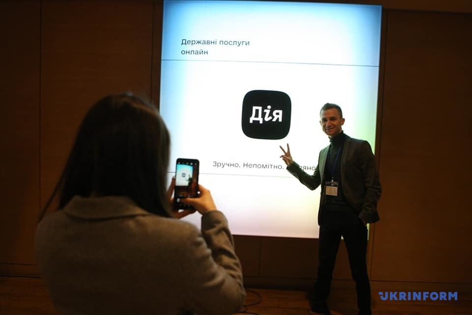 Zelensky presents Diia mobile app