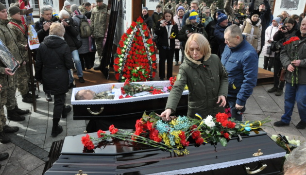 У Києві попрощалися із загиблими під Бахмутом батьком і сином Хомюками Читайте на Ukr Net