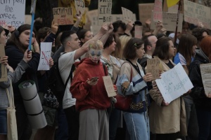 ウクライナ議会前で汚職対策機関の独立性回復を求める抗議デモ始まる　本日投票へ